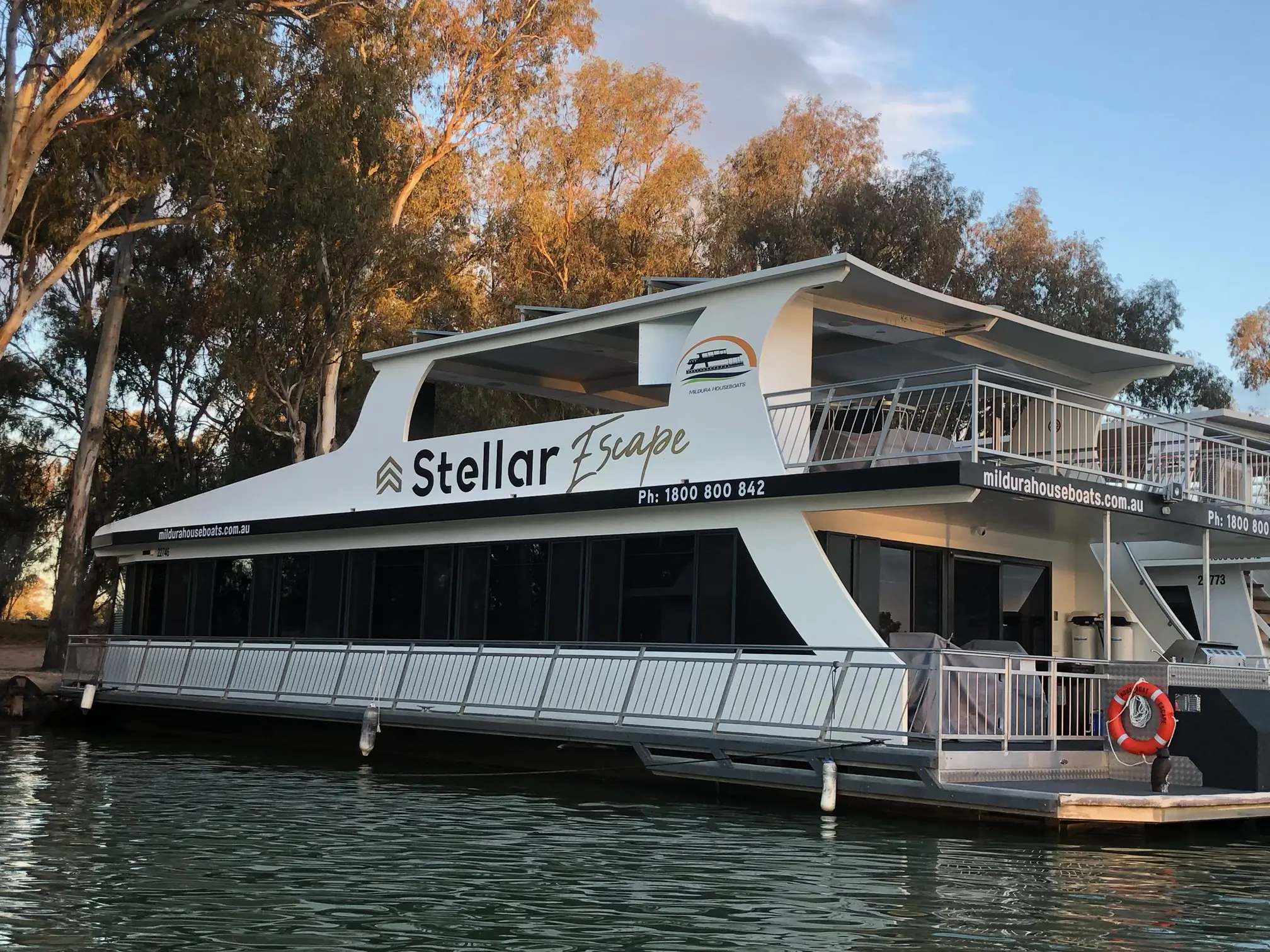 Stellar Escape | Mildura Houseboats
